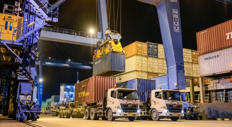 Mengenal Stevedoring: Proses Vital dalam Bongkar Muat di Pelabuhan ...